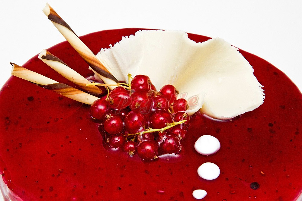 Tort cu ciocolata si fructe de padure